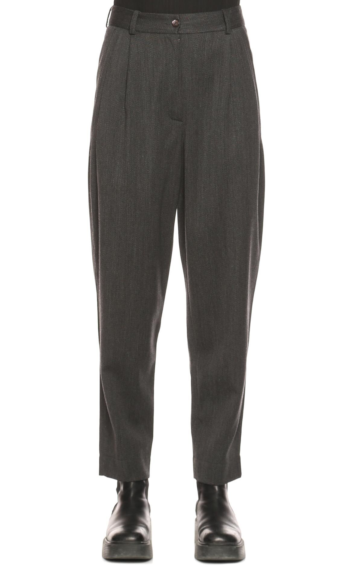 Dusan-Dusan Siyah Pantolon